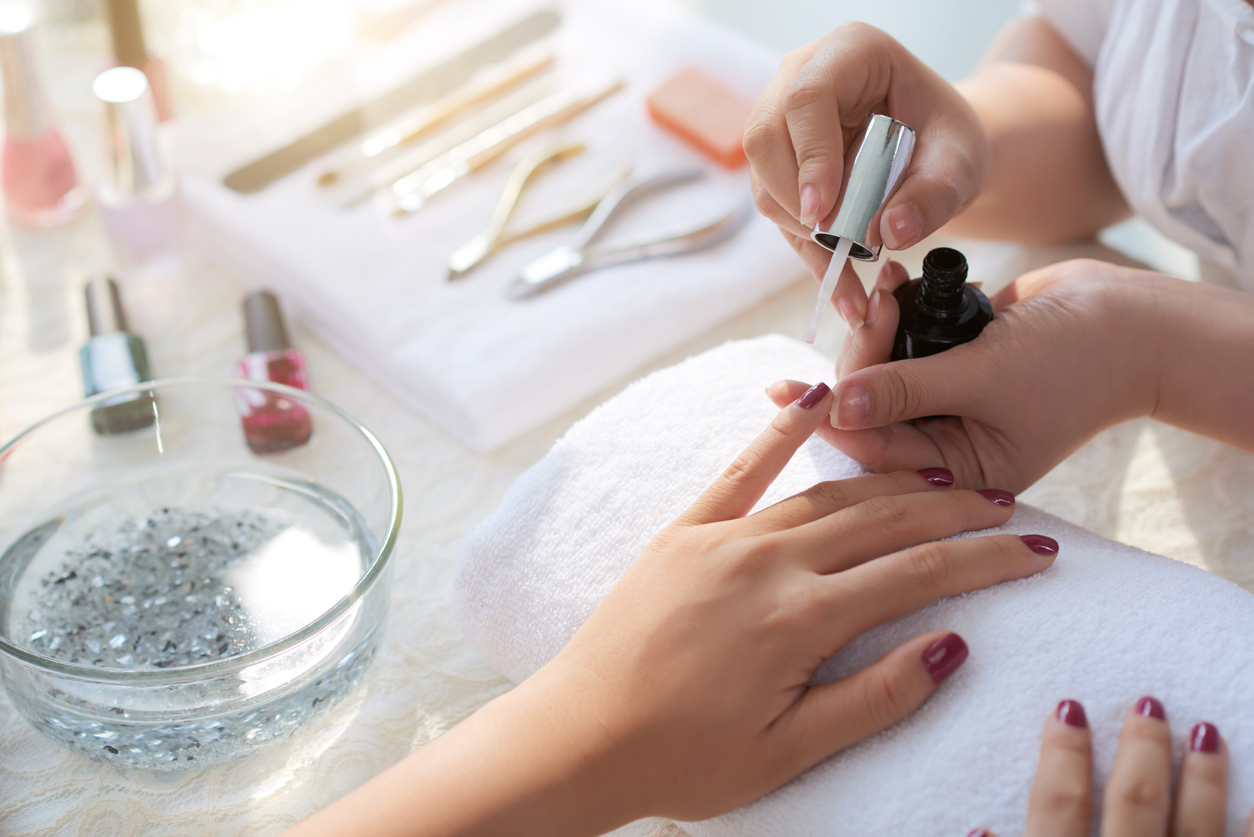Manicure e Pedicure: entenda os benefícios para suas unhas